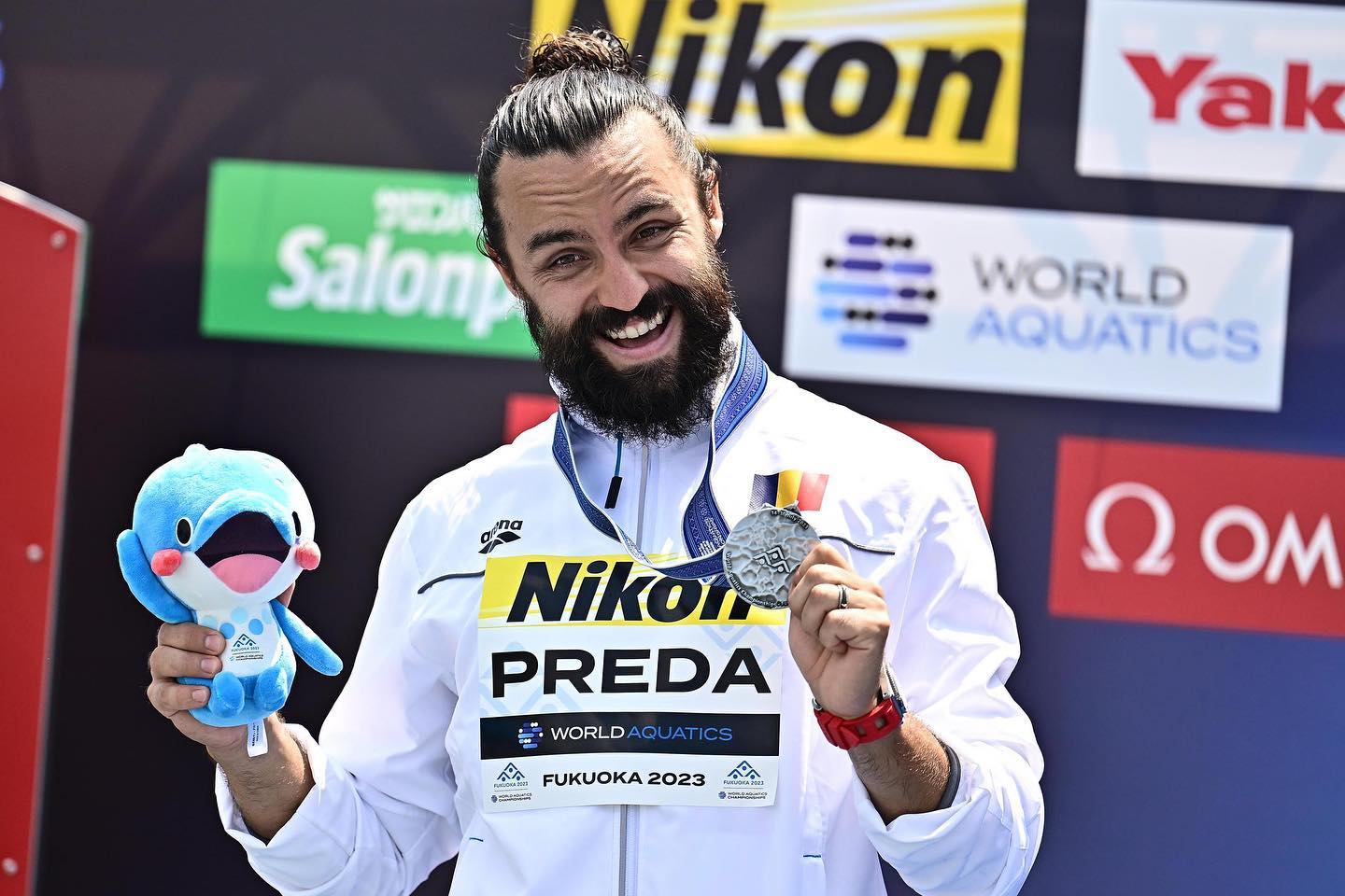 Un bărbat din Botoșani a furat cărți dintr-o cafenea, dar le-a returnat ...